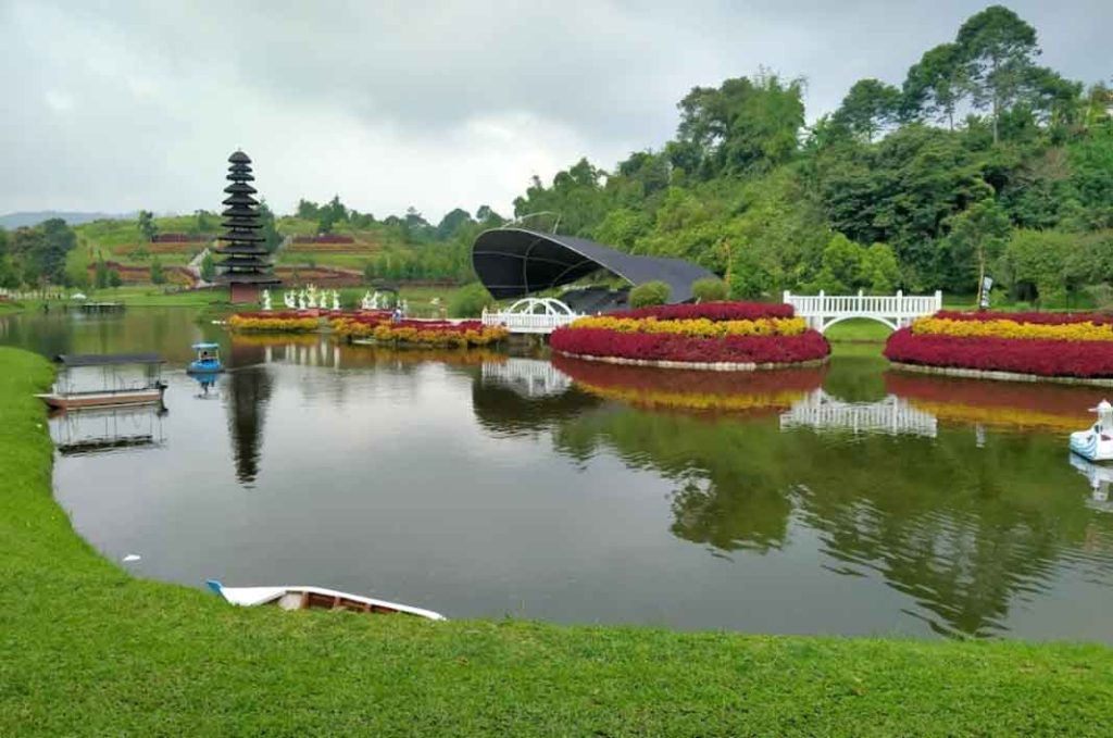 Taman Lembah Dewata Lembang: Wisata Instagramable dengan Nuansa Bali di ...